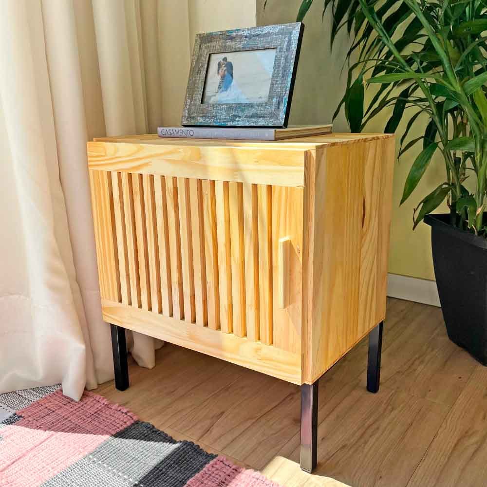 Mesa Lateral Ripada com pé Style de Ferro e Madeira Natural e Preto