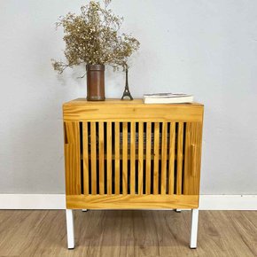 Mesa Lateral Prateleira Ripada com pé Style de Ferro e Madeira Nozes e Branco