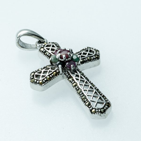 Pingente Bali Crucifixo Com Rubi E Esmeralda Indianas Prata - Atraktiva ...