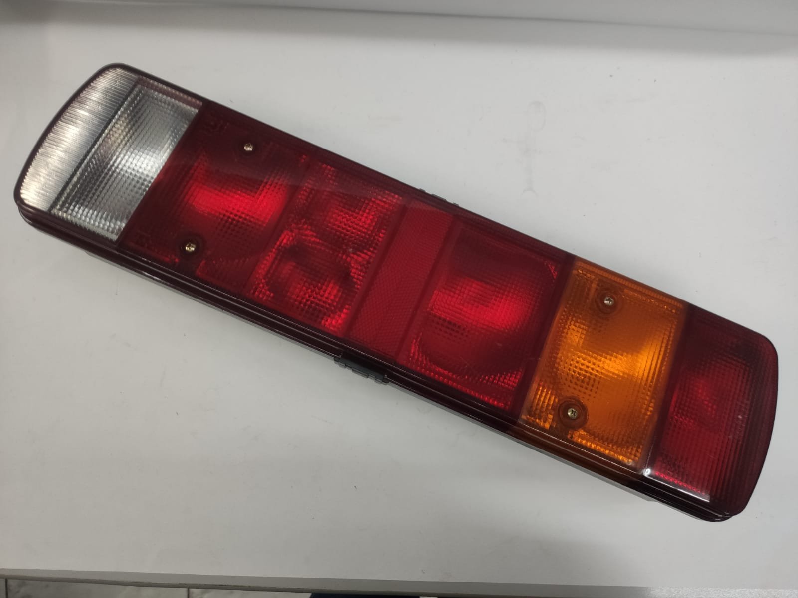 Lanterna Traseira LE Com Vigia LV992 Gauer Caminhões Volvo