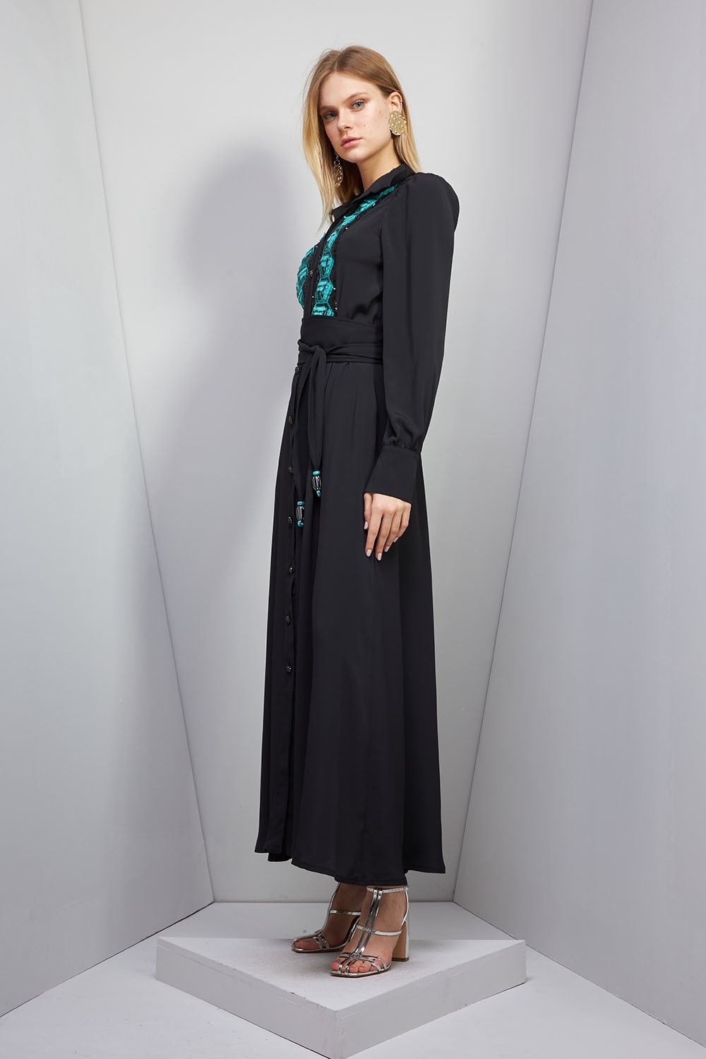 VESTIDO PALA BORDADA THAMARA CAPELÃO PRETO