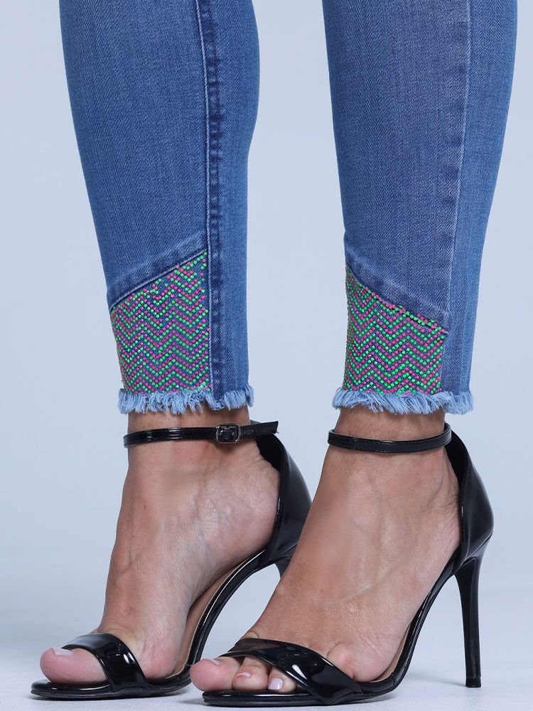 Calça Jeans Cropped Tecnológica Modeladora + Detalhe de Cores na Barra Azul
