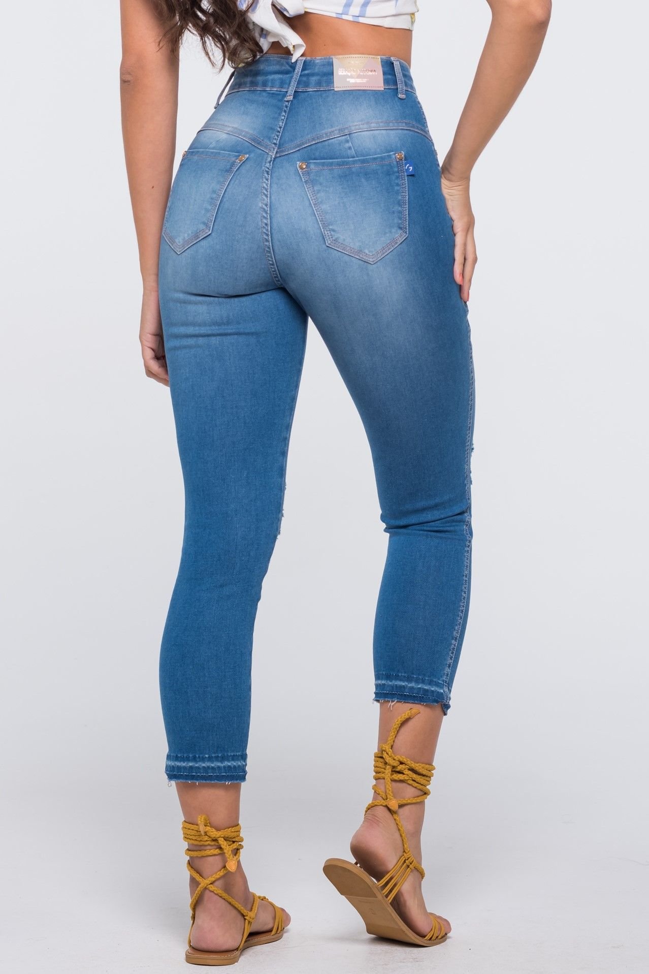 Calça Jeans Cropped com Detonados