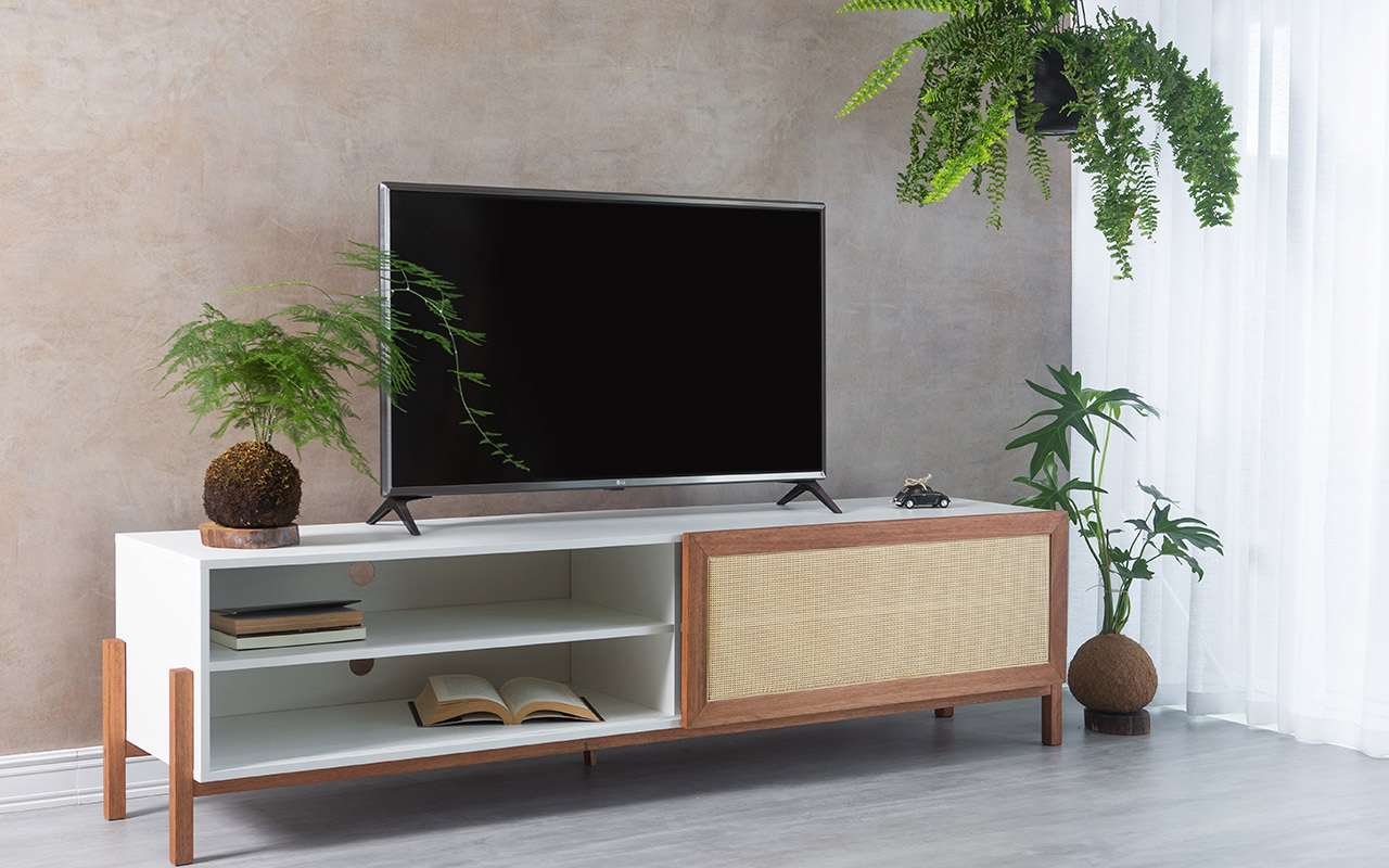 Rack Sala de TV Branco Eric 180 cm MDF Branco e Madeira JT com Palhinha