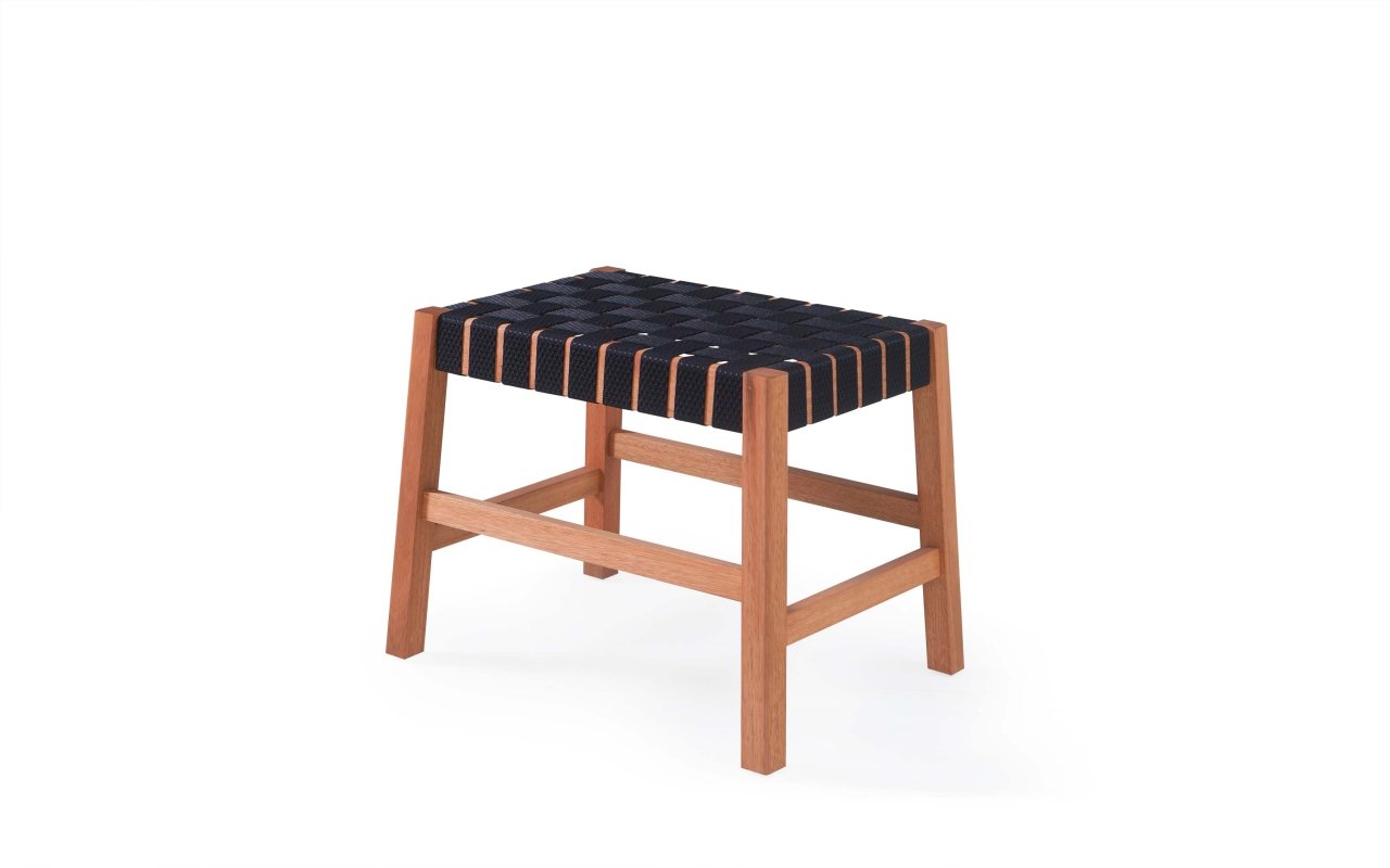 Banquinho Baixo de Madeira com Assento em Fita Trela Stain Castanheira ...