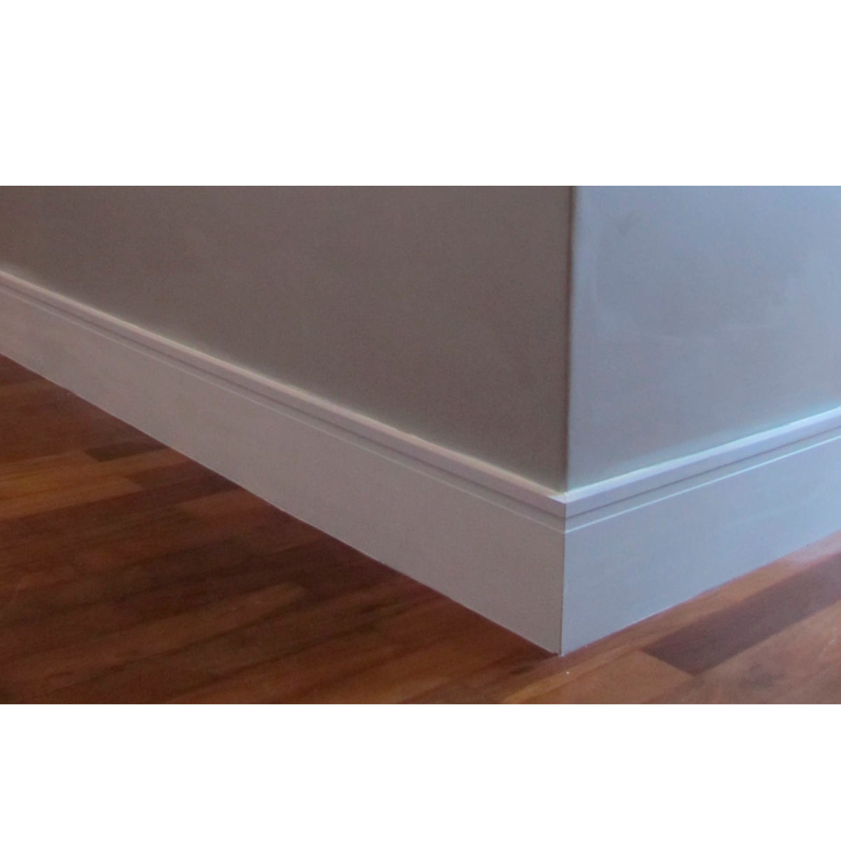 Rodapé de poliestireno LEV102 branco com 10cm Santa Luzia- Rodapé Shop